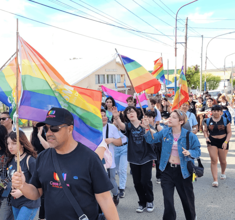 Santa Cruz - Histórica primera marcha del Orgullo LGBT en Río Turbio ...